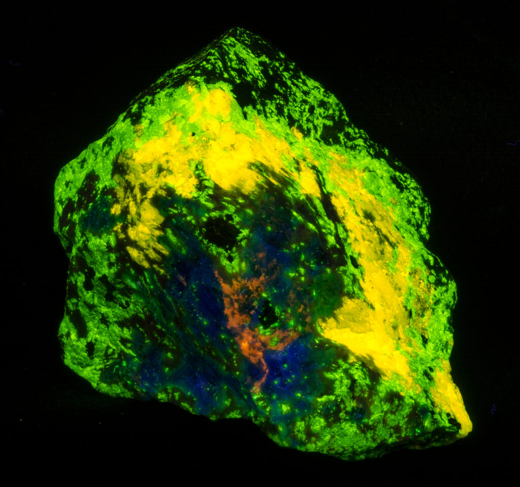 Another Esperite Photography Tutorial - The Fluorescent Mineral Society